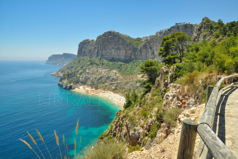 Cala del Moraig (Benitatxell), aguas turquesa entre acantilados
