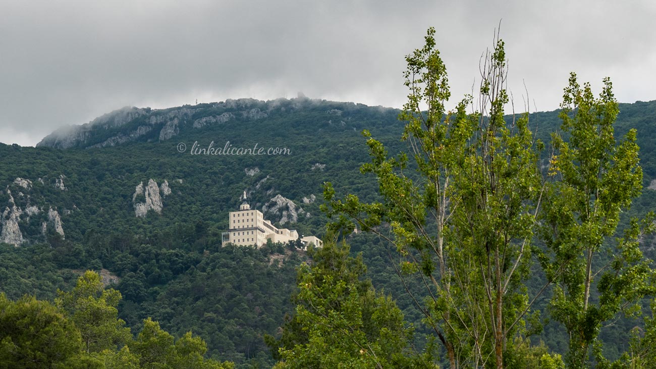 Cumbre del Menejador desde el santuario de la Font Roja - LinkAlicante